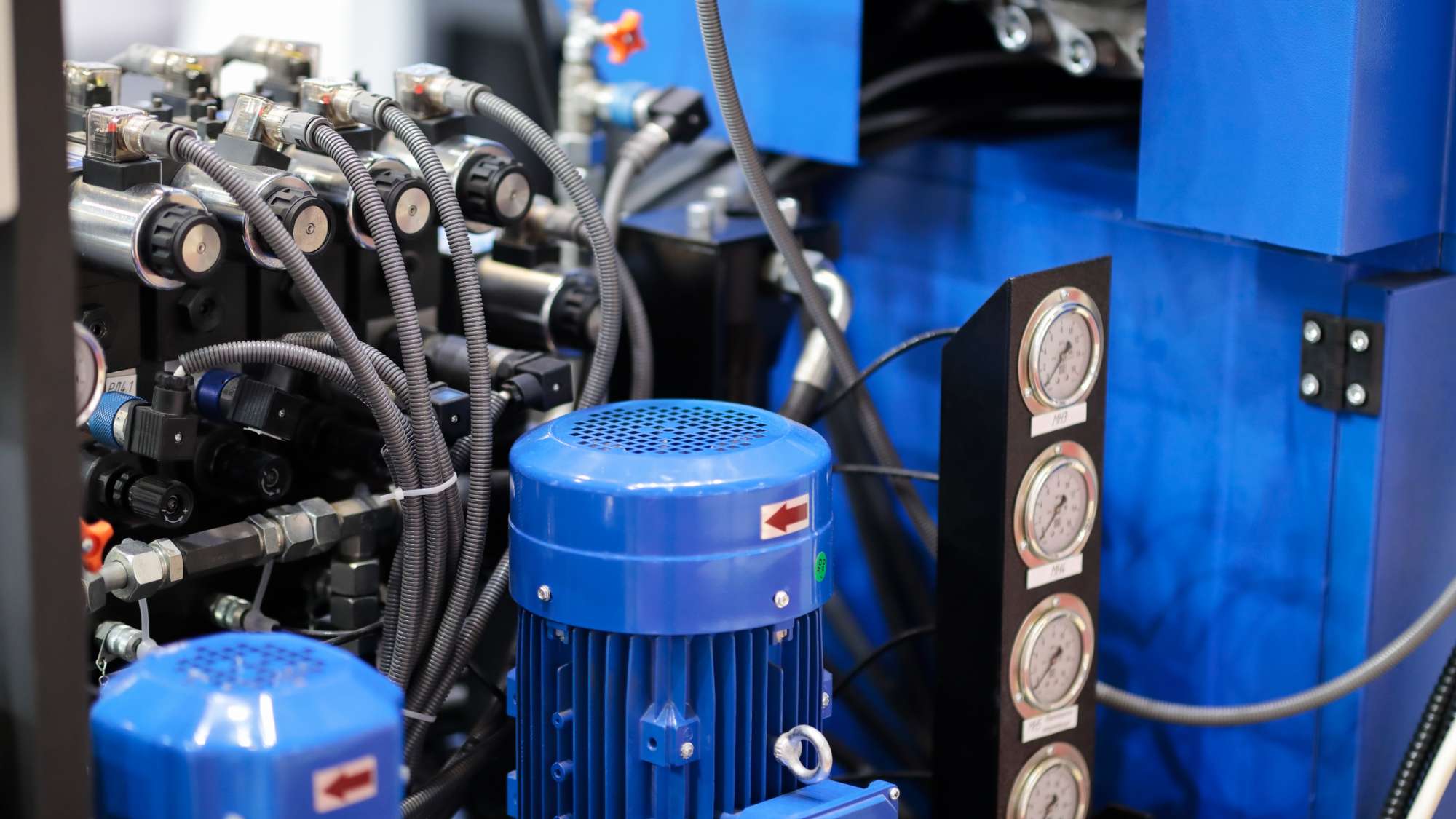 Hydraulic oils: Castrol Hyspin AWH benefits | Castrol India