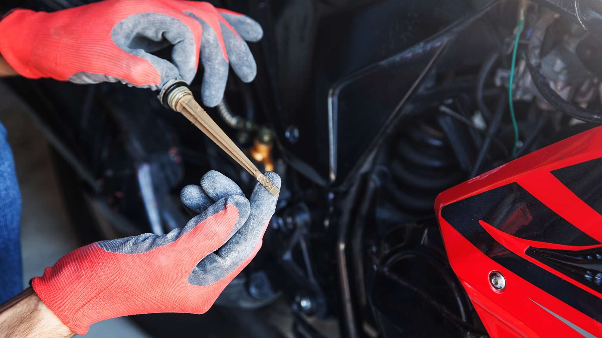 How to Check Motorcycle Oil: Dipstick & Inpection Window | Castrol® USA