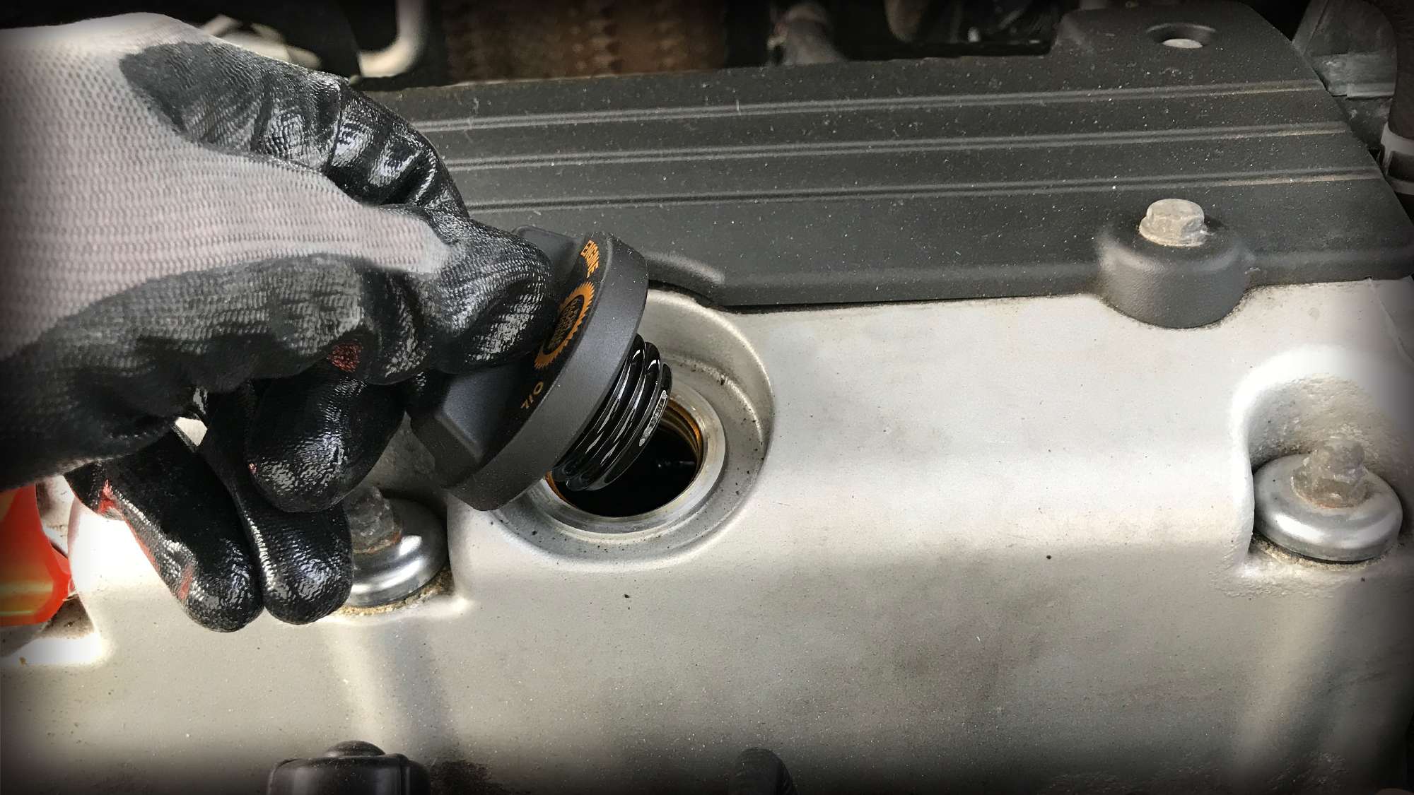 How to check car engine oil | Oil & fluids | Castrol Baltic Region